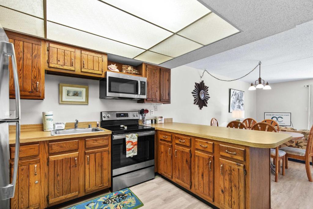 Angelfish 207 2BR 2BA Condo Steps from Beach w Ocean View Balconies ...