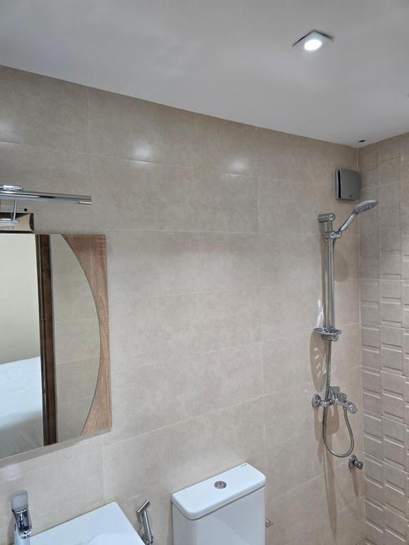 Große Terrasse & Zimmer mit Klimaanlage, neues Badezimmer, Fez (precios ...