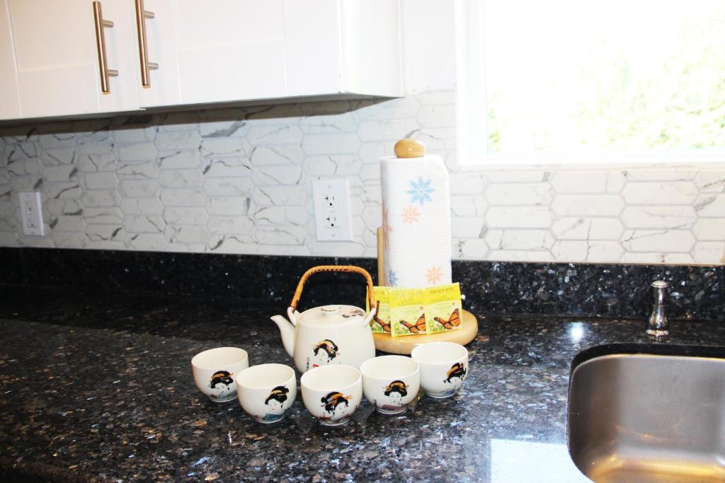 Fenway Room Comfy for two 13 miles to Seattle Space Needle, Mountlake ...