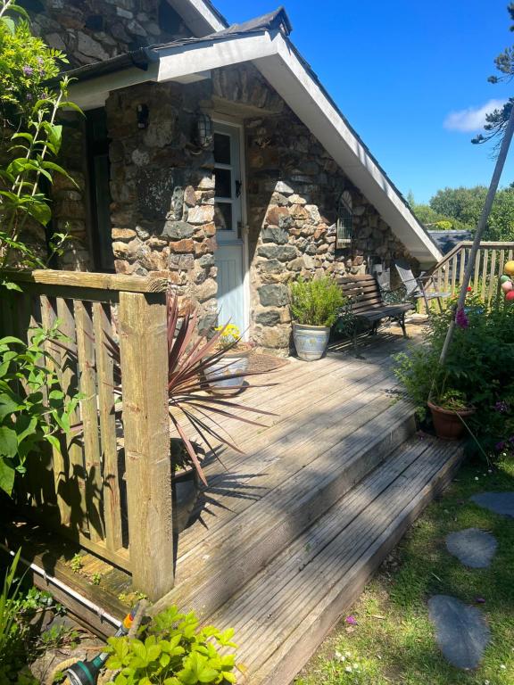 Lofthouse - secluded quirky cottage with sea views!, Llanllawer ...