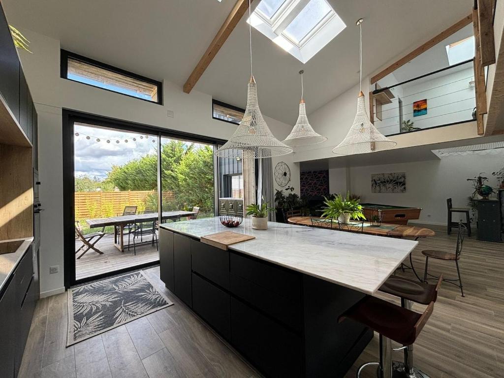 Belle longère rénovée avec piscine à 5 minutes du Futuroscope ...