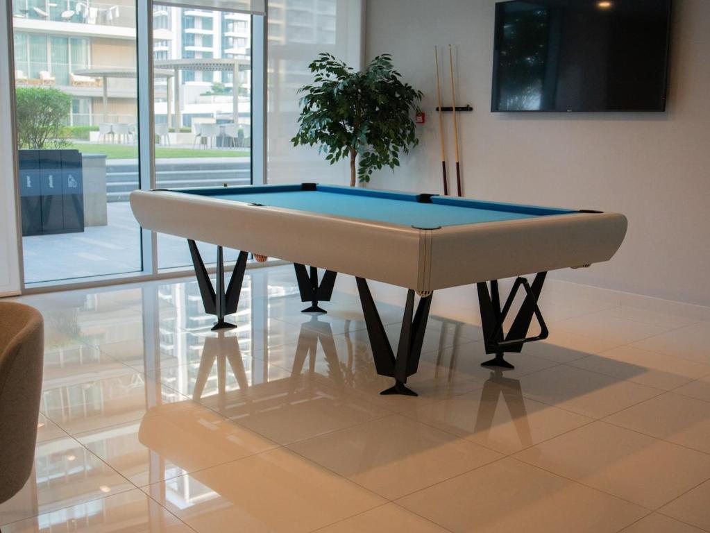 Marina Beachfront Oasis Infinity Pool & Modern Comfort, Dubaj ...