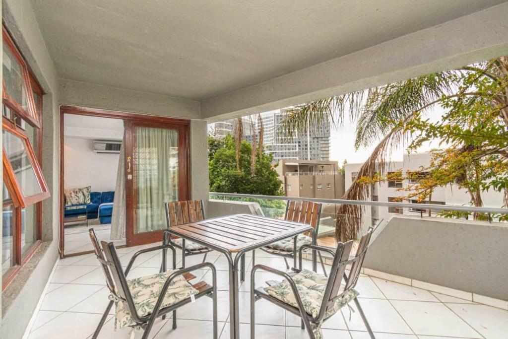 Modern Sandton City central with balcony, Johannesburg (prezzi ...