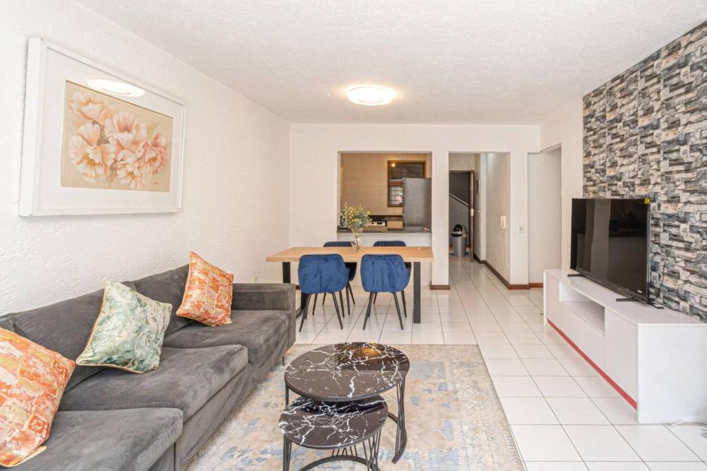 Sandton city 3 bedroom apartment with balcony, Johannesburg (prezzi ...