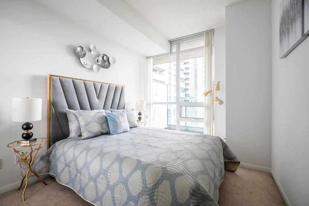Bright 1Br & Den Unit in Downtown, Toronto (updated prices 2026)