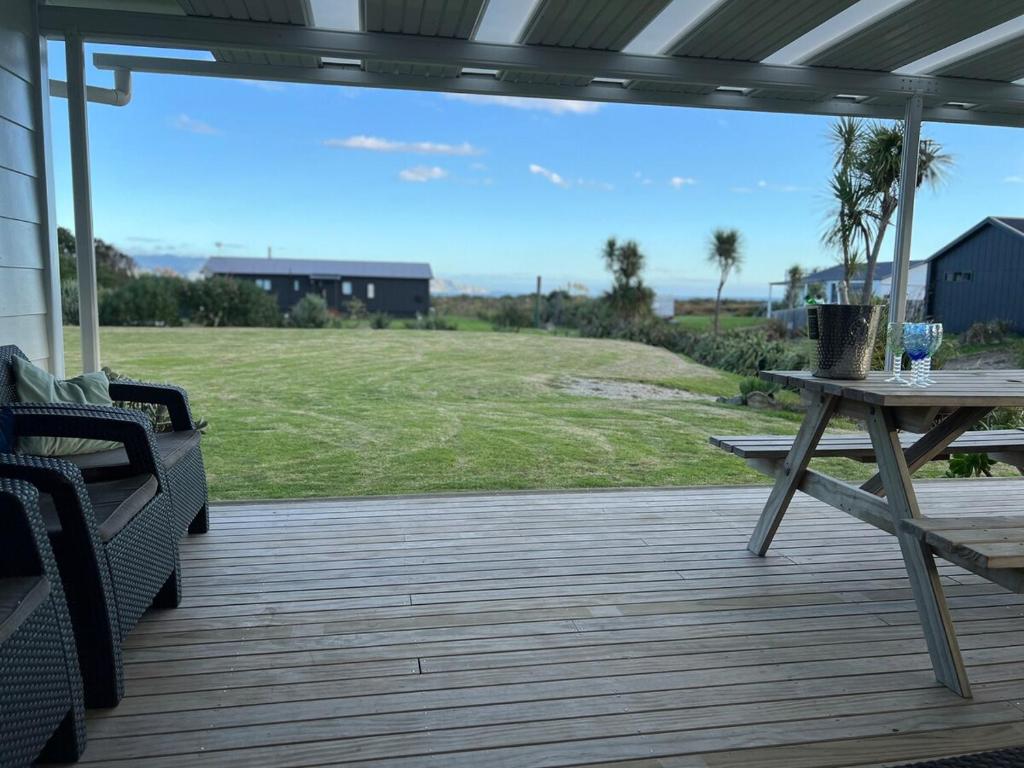 Large Bach - Mahia, Blue Bay sea views, Mahia (tarifs actualisés, 2026)