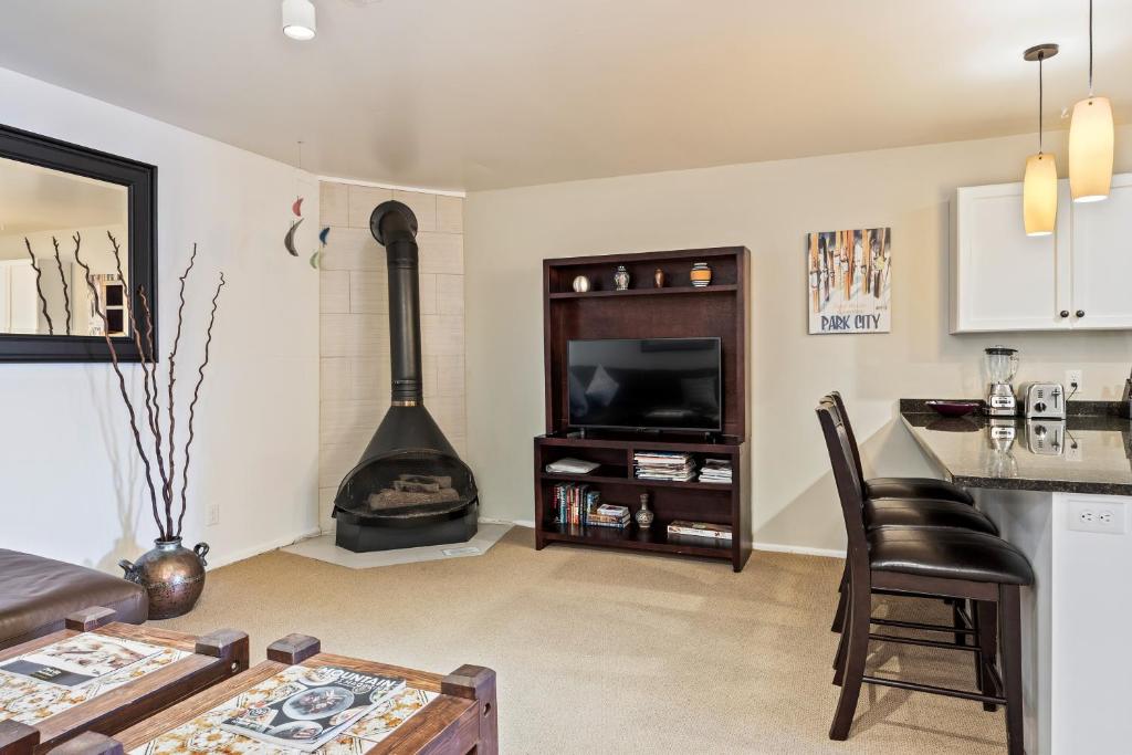 Unbeatable Location, Cozy Studio, Ski-In Ski-Out, Main Street Access ...