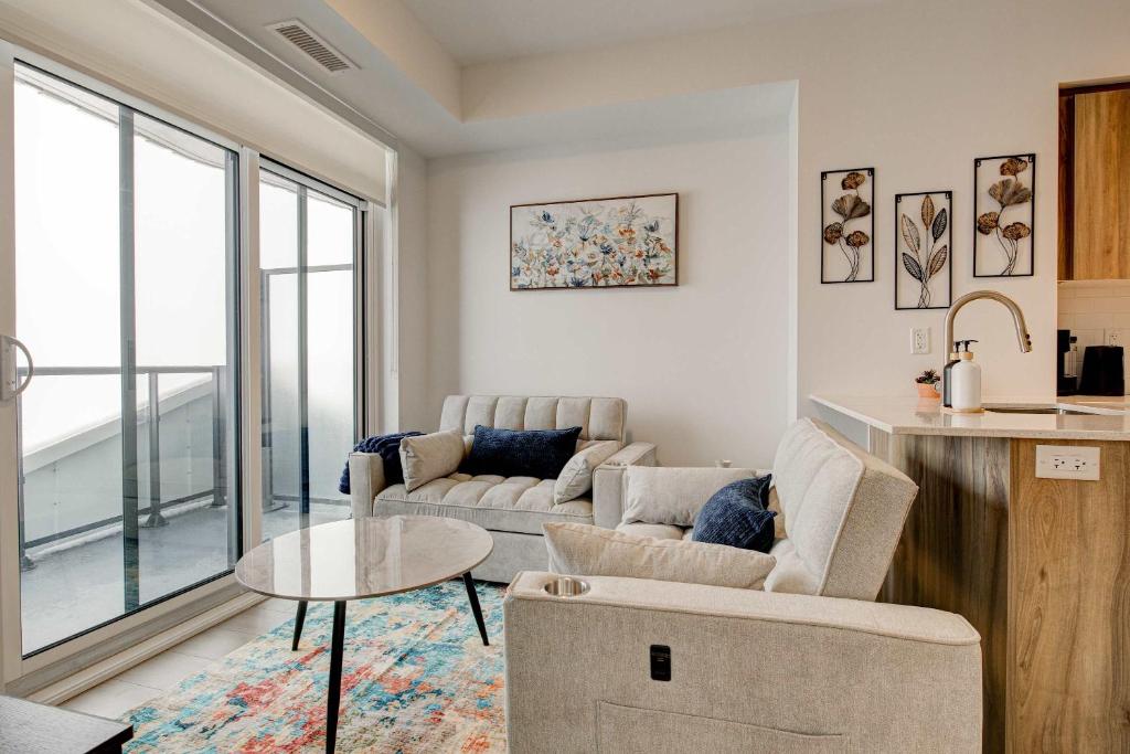 Modern High-Rise Condo w City Views & Balcony, Kitchener (precios ...