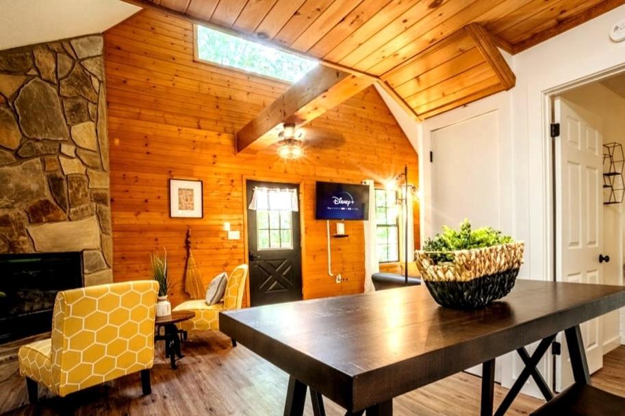 BEES KNEES A-frame Cabin for 2 hot tub wifi, Gatlinburg (prisene ...