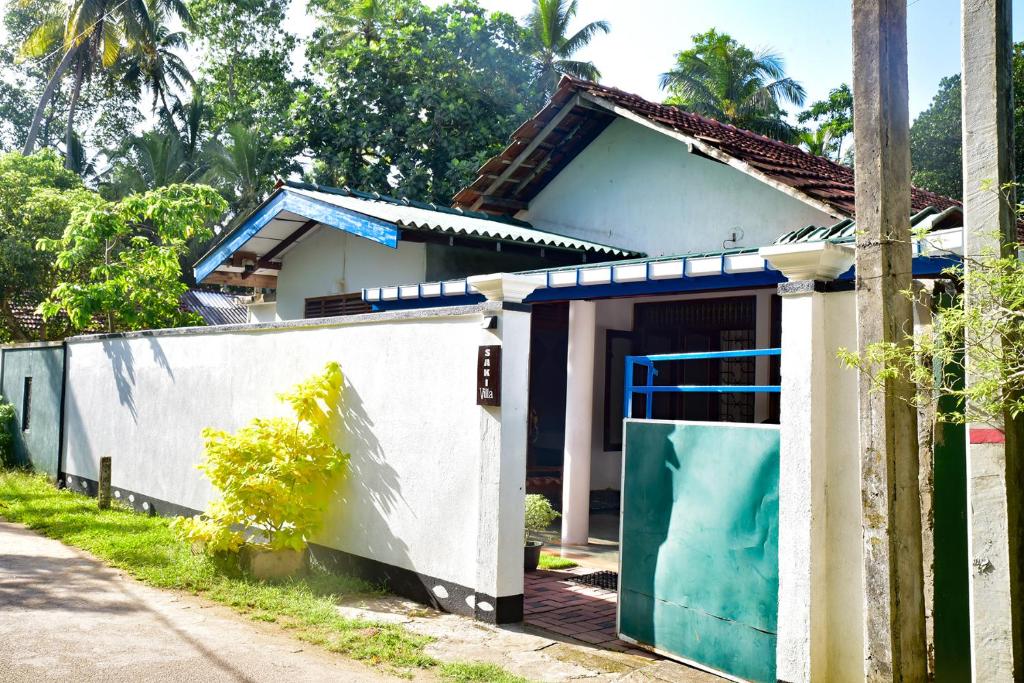 Saki villa, boat tour with sea food & rottie, Duwegoda (preços ...