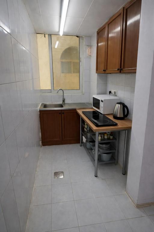 Modern Self-Contained Studio with Workspace, Abu Dabi (precios ...