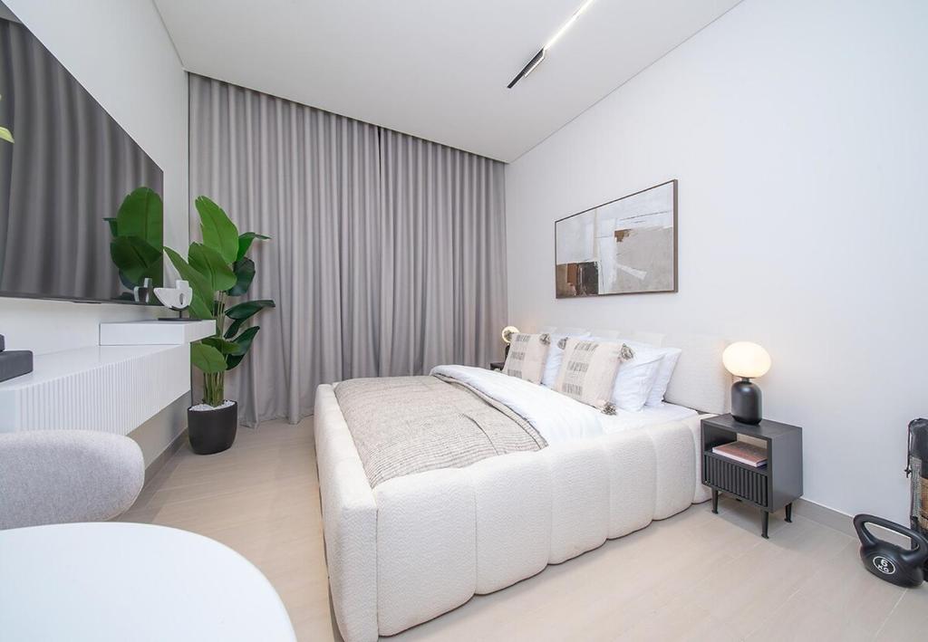 Studio in Binghatti Azure with Pool and Gym, Dubaj (2026 legfrissebb árai)