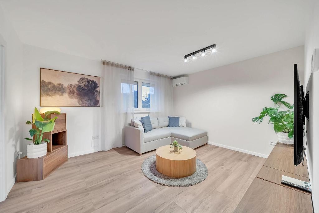 Unique Designer Apartment Near Center, Nivy (aktualne ceny na rok 2026)