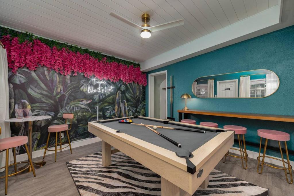 10 Minutes to Downtown with Jacuzzi, Pool Table, Ping Pong, and BBQ ...