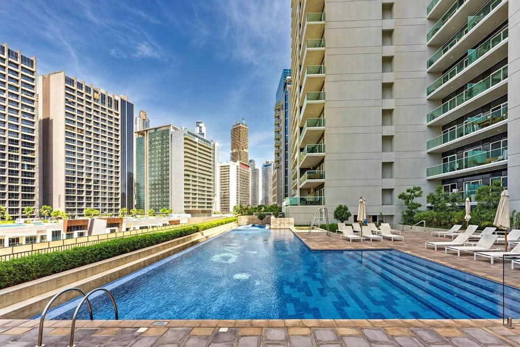 Chic 1BR at Reva Stunning Canal Views, Dubai (preços atualizados 2026)