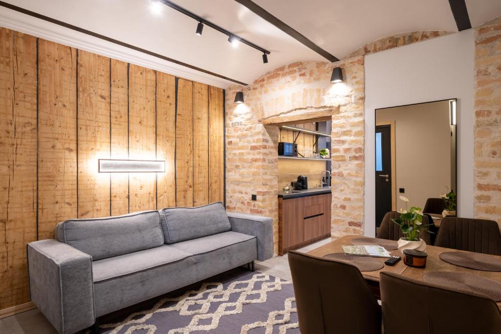 Parkside 2-bedroom ground-floor apartment with a free parking, Riga ...