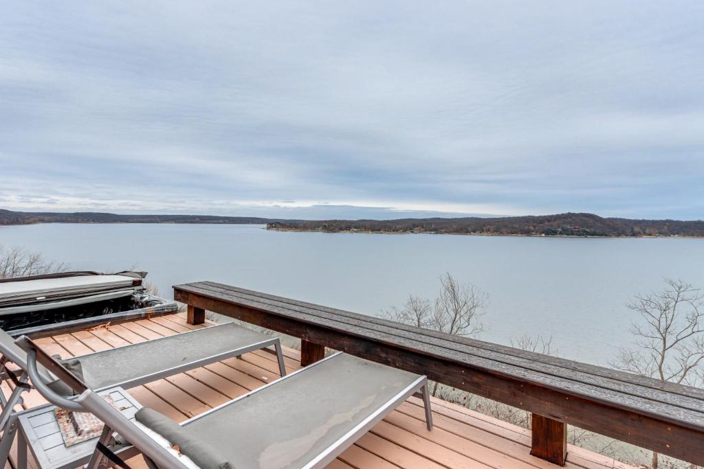 Family Friendly! Waterfront Grove Gem with Fire Pit, Grove (precios ...