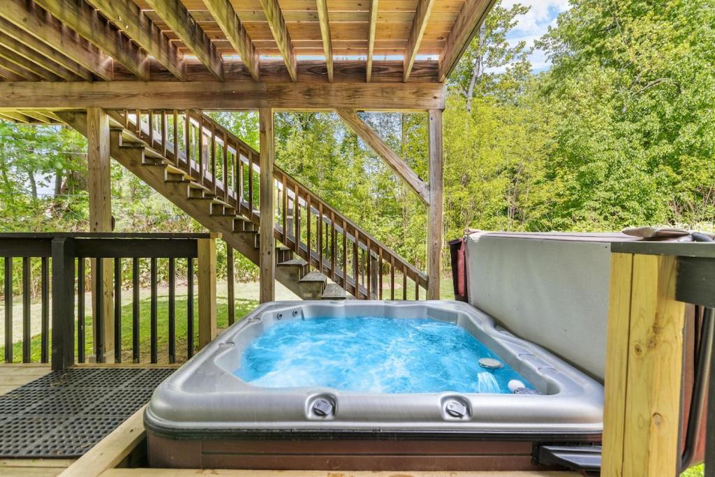 Heart of Meredith - Spacious, 2 Kitchens, Hot Tub, Meredith (precios ...