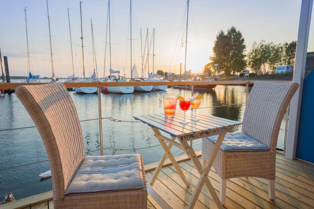 Ferienhaus auf dem Wasser - Hausboot Antje Frieda, Fehmarn ...