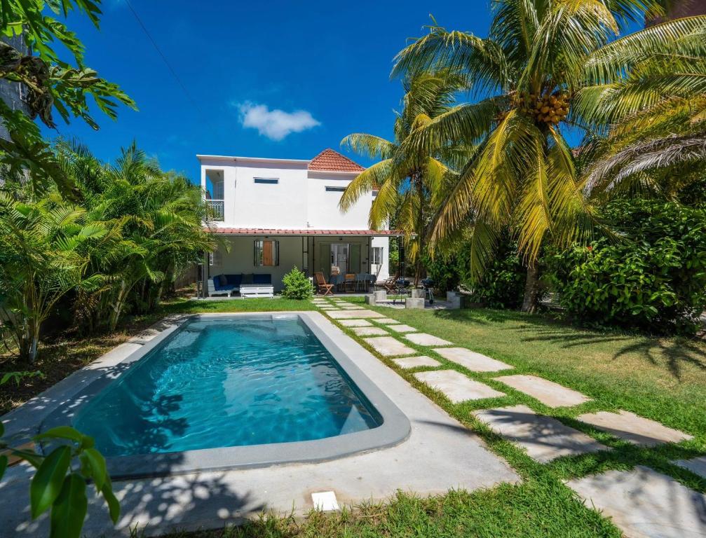 TeePee Paradis - with pool - 600m from the beach, Cap Malheureux ...