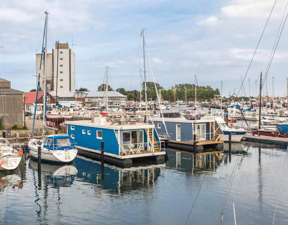 Ferienhaus auf dem Wasser - Hausboot Antje Frieda, Fehmarn ...