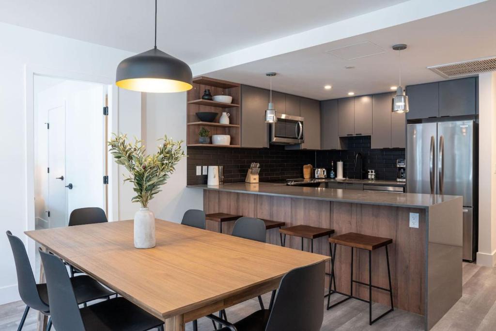 The Peaks and Birdies in Mackenzie Village, Revelstoke, Revelstoke ...