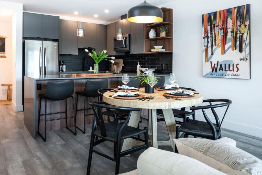 Alpine Ascent with Hot Tub in Mackenzie Village, Revelstoke (prisene ...