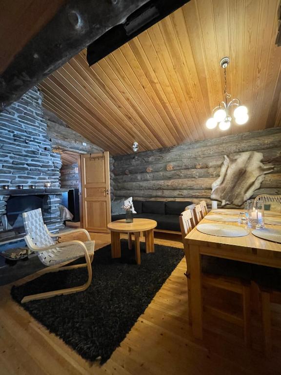 Kuonti-Ruka, kelohirsimökki järven rannalla, Kuusamo (prețuri ...