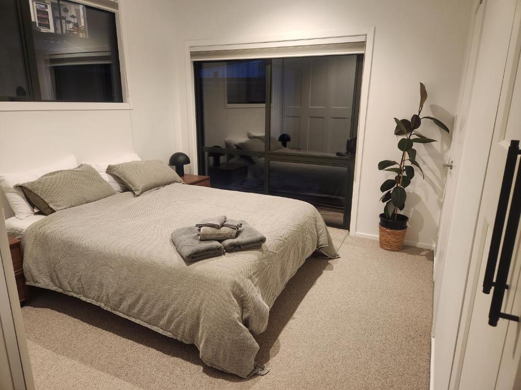 Self-contained flat with private entrance and yard, Lake Hawea (giá cập ...