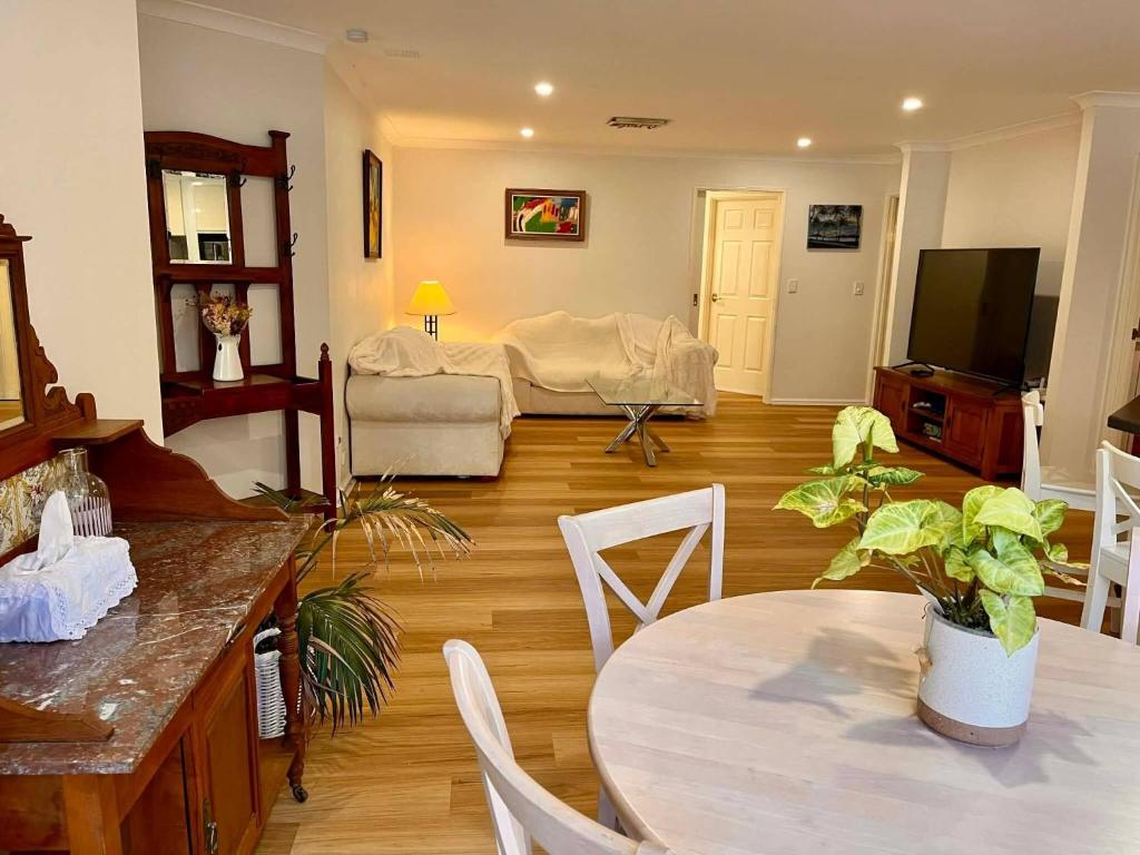 柏斯的The Family Circle - close to shops, parks, train, quiet, private ...