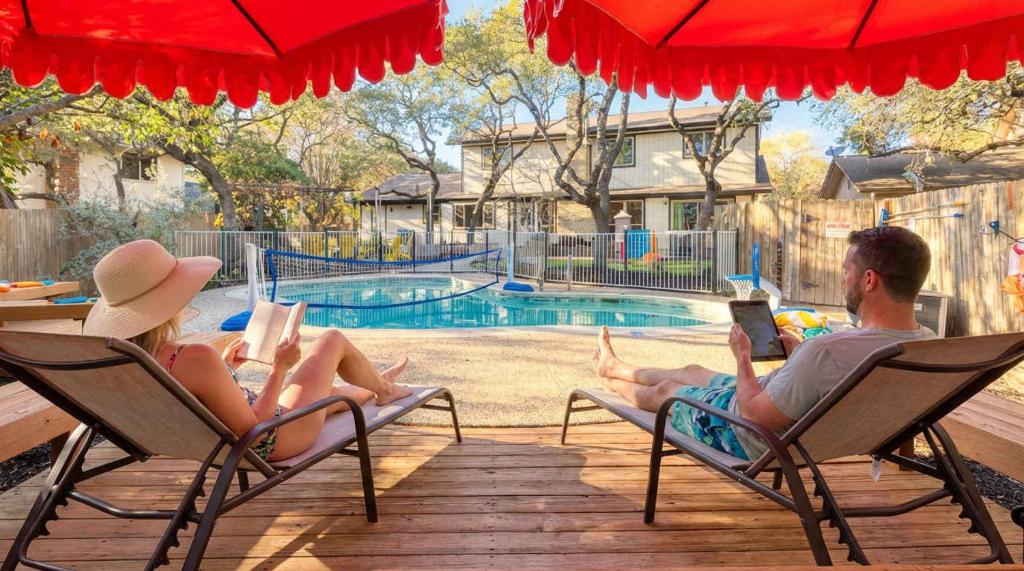 Sleeps 14 Backyard Games Movie Theater Spa, Сан-Антонио (актуальные ...