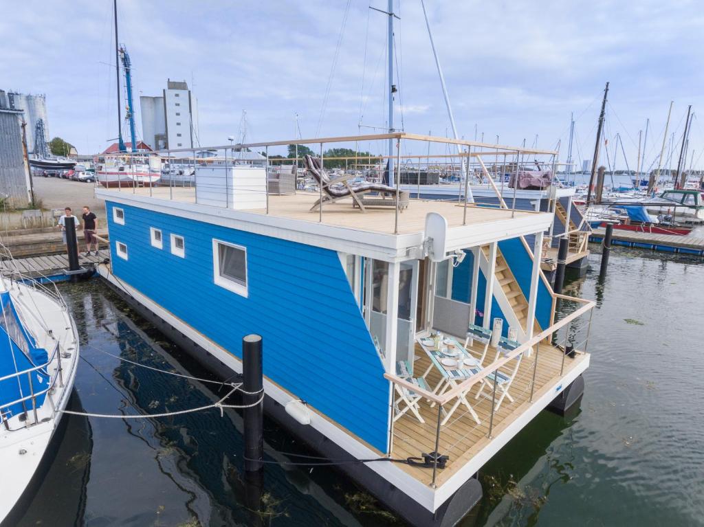 Ferienhaus auf dem Wasser - Hausboot Antje Frieda, Fehmarn ...