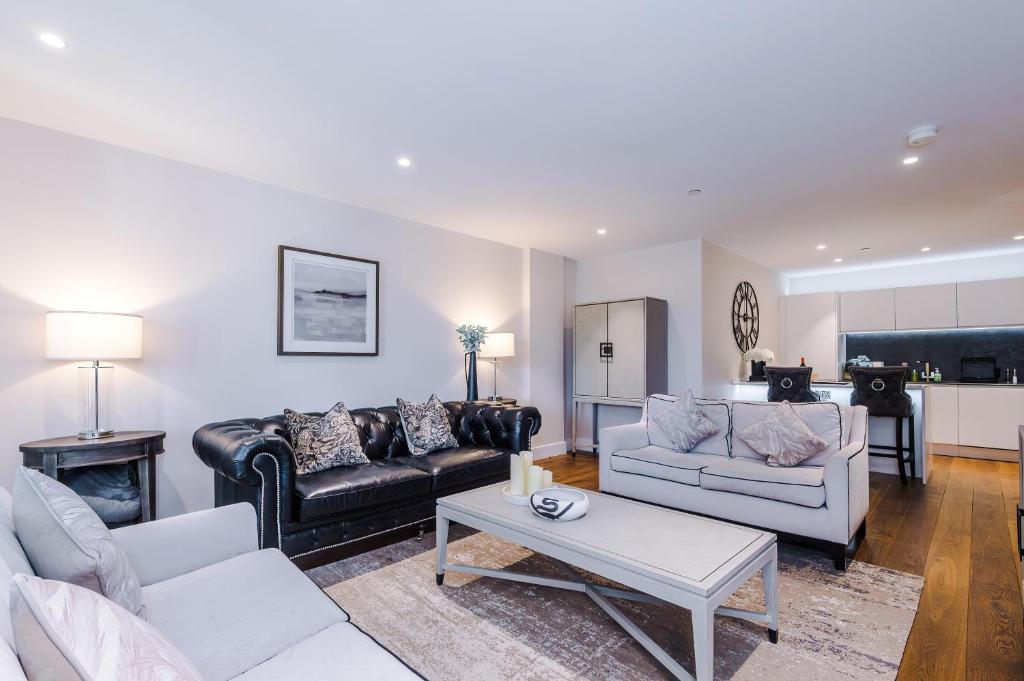 The Monochrome Suite at Ryedale House - Free Parking, York (updated ...