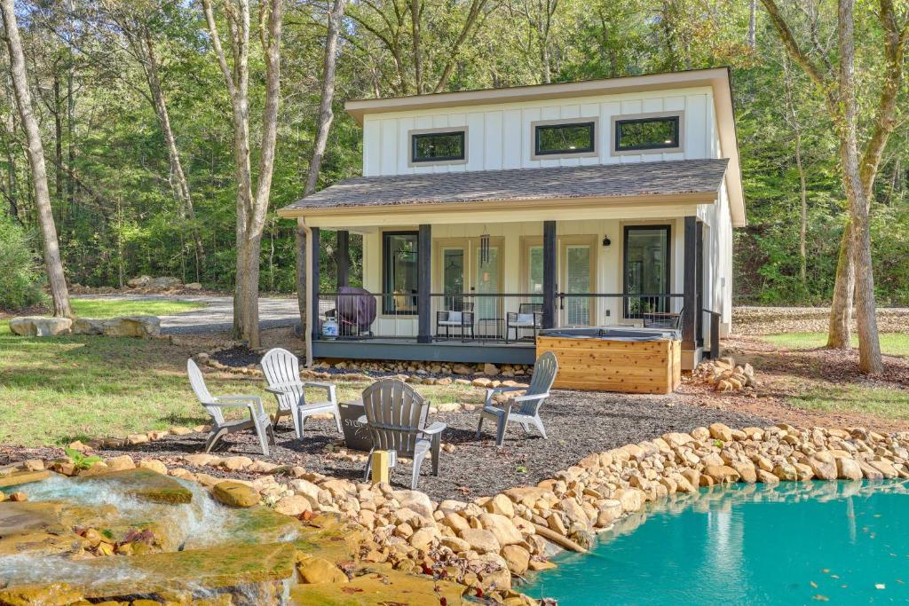 Hot Tub and Waterfall Modern Wildwood Tiny Home, Wildwood (updated ...