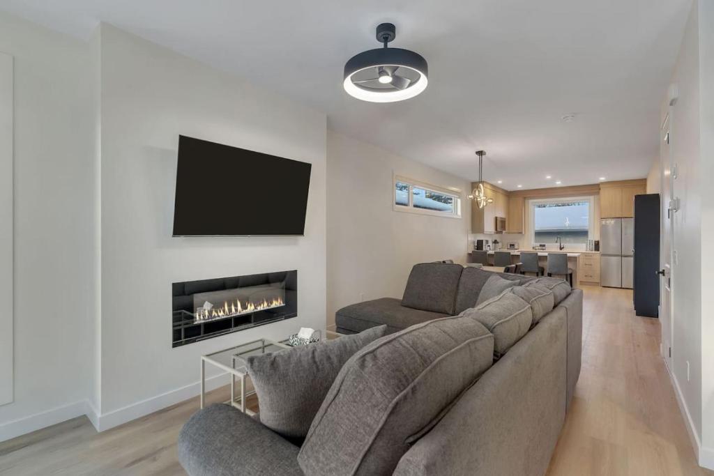 Shaganappi 2BR with private Baths, Walk to CTrain, Garage Parking, Full ...
