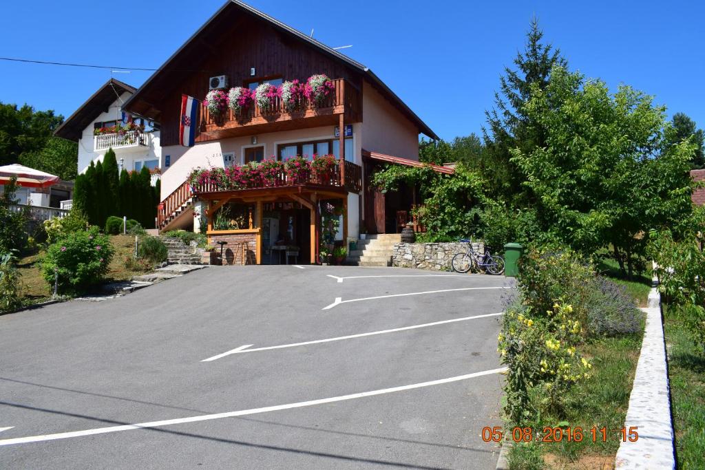 Apartments Kristic in Grabovac - Traveleto