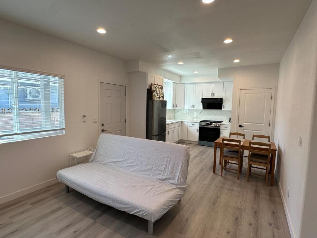 Brand New Muji Style 3B3B Retreat with Courtyard, Walnut (2026년 최신 요금)