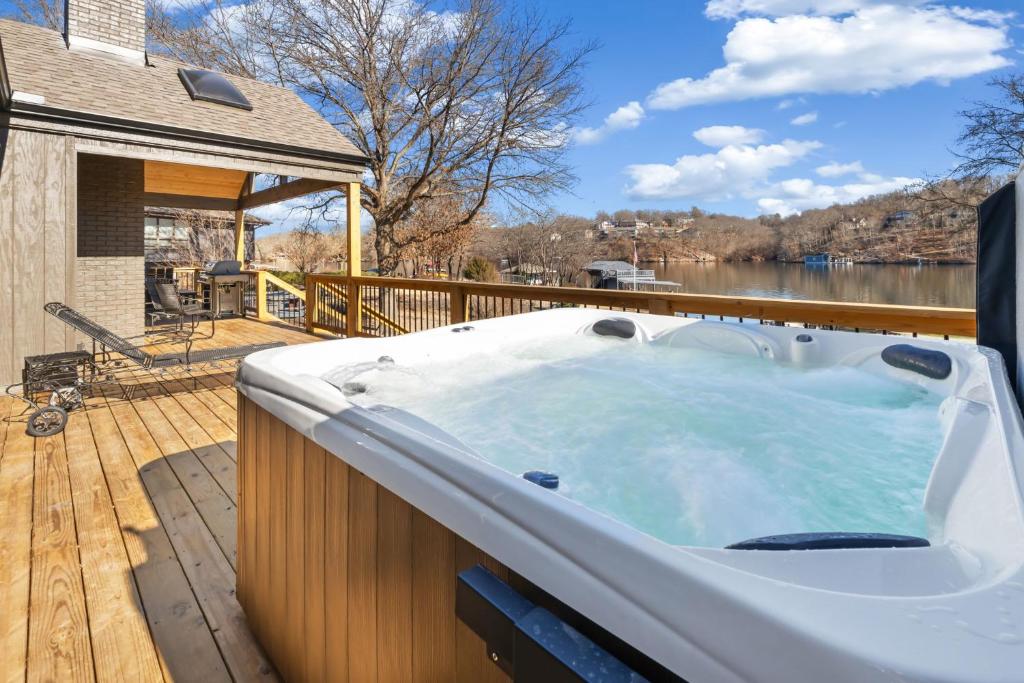 The Paddle & Pedal-Dock on Lake Windsor-Hot tub, Bella Vista (prezzi ...