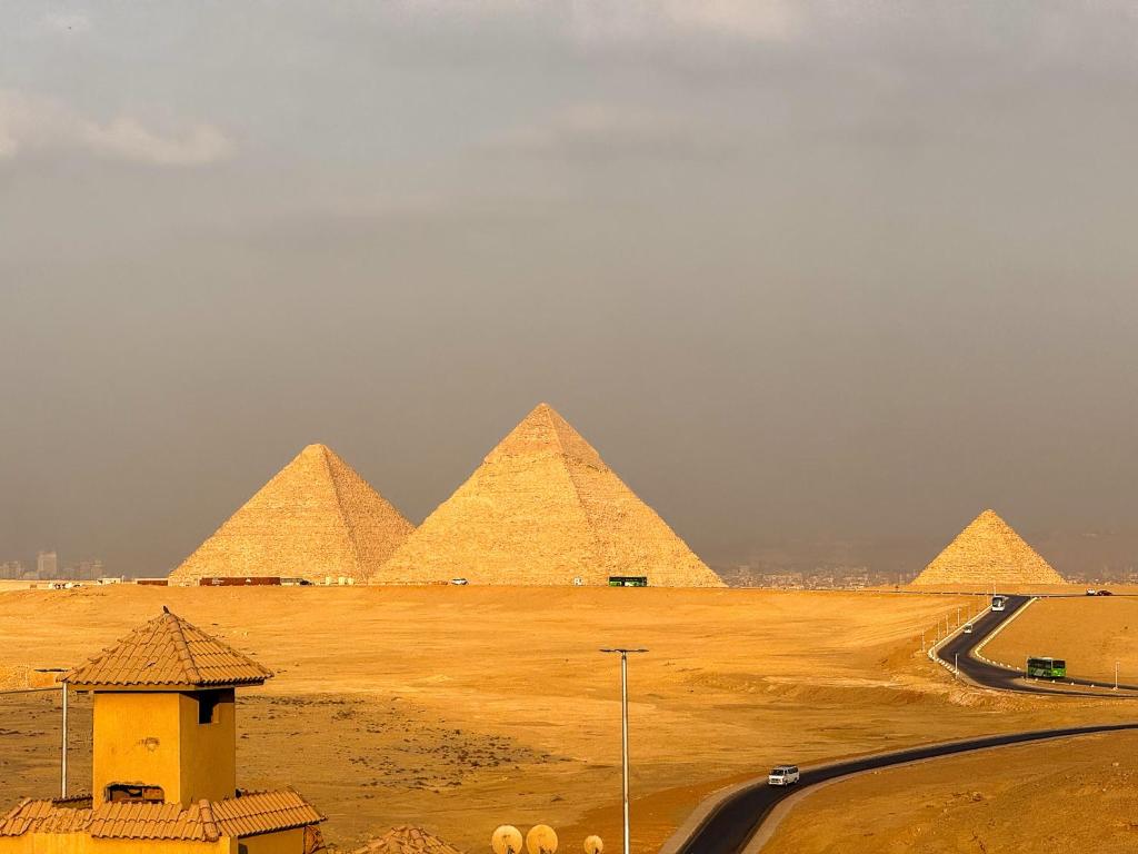 Wake Up to the Pyramids Rooftop Pharaohs Palace, ‘Ezbet `Abd el-Ḥamîd ...