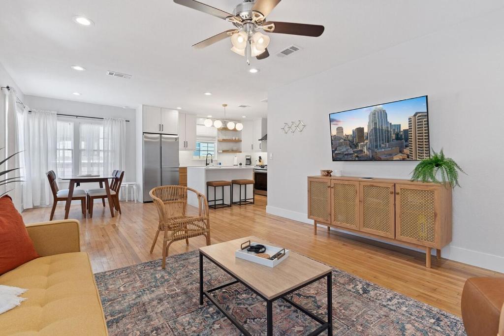 Bright Renovated ATX Home with Yard and Cowboy Pool, Austin ...