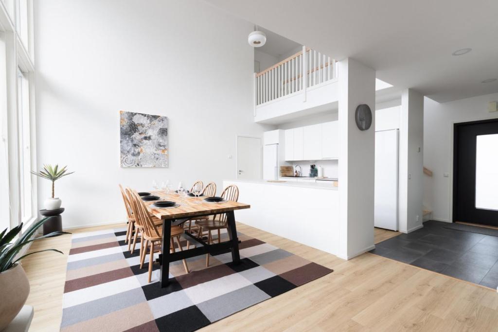 Glorious semi-detached house, with yard, sauna, parking with charging ...