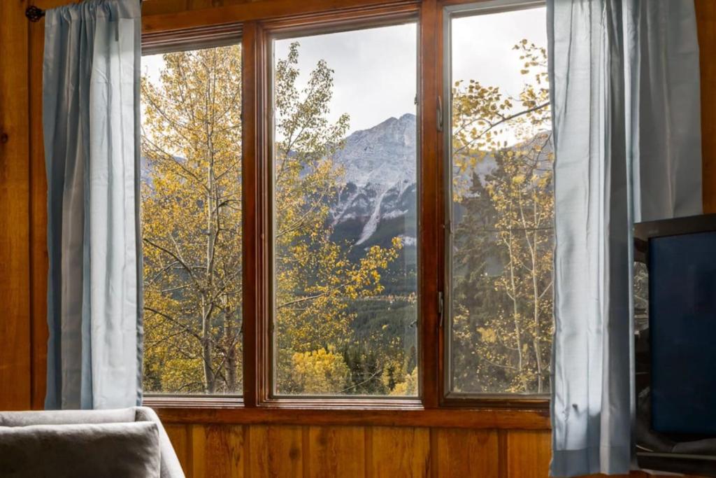 Eagles Nest Chalet with Private Deck Near Banff, Canmore (aktualisierte ...