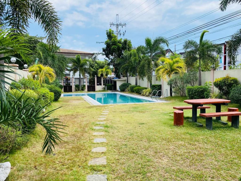 Jade Condo Netflix Wifi Karaoke with Cinema Projector, Imus (tarifs ...