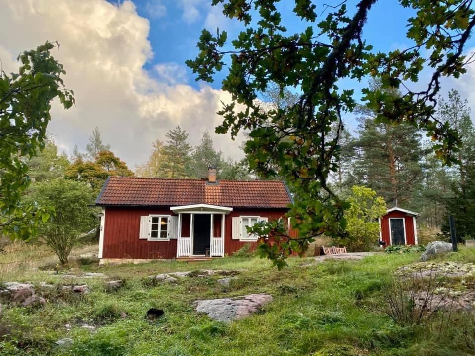 Our classic red cottage in the woods（Figeholm）：（最新料金：2026年）