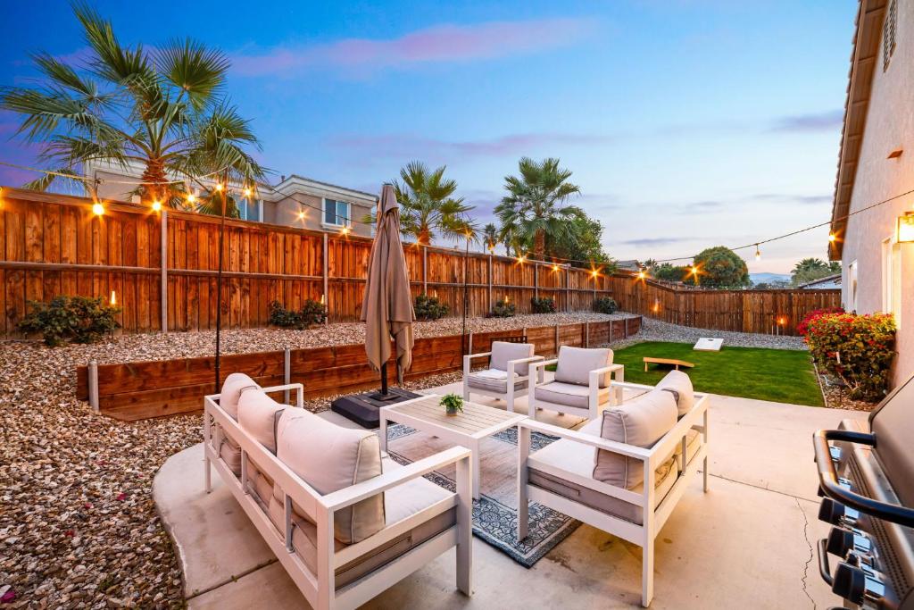 Modern 4BR Coachella Home with Private Backyard & BBQ, Coachella ...