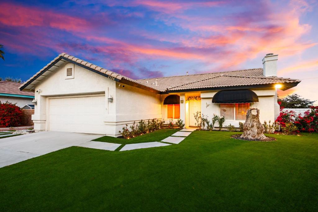 Charming Desert Home with Spacious Backyard Pergola & Bikes, Palm ...