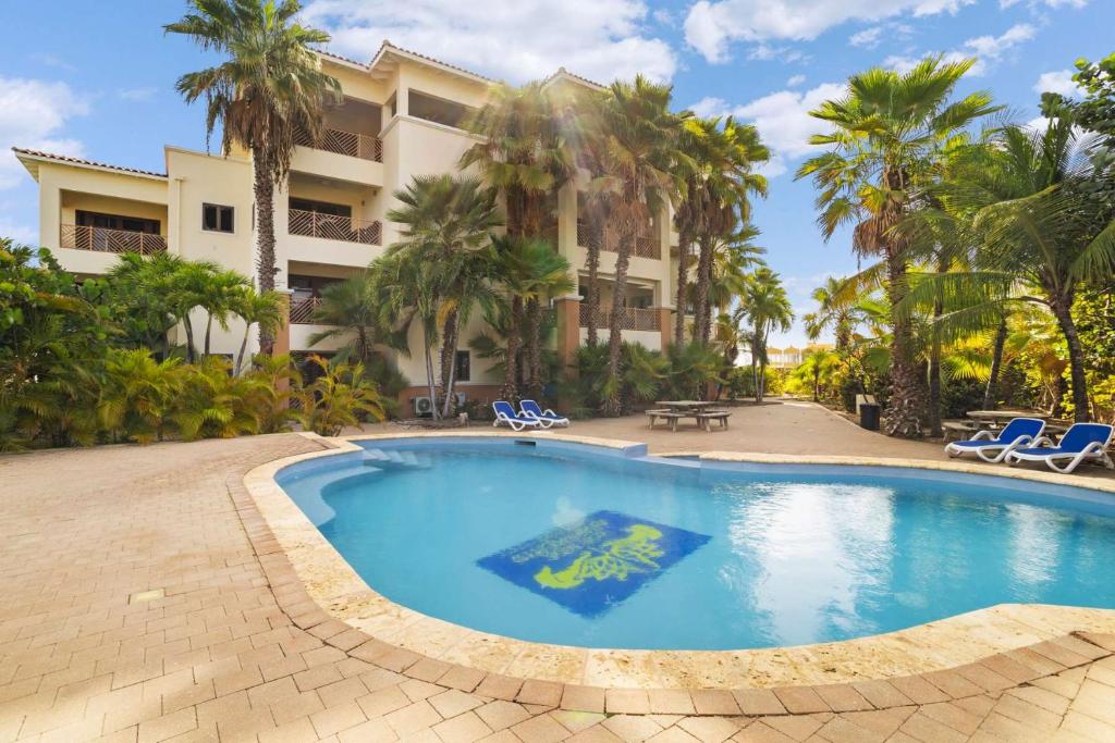 Bon Bida Di Sol with a stylish interior a mature palm garden and a ...