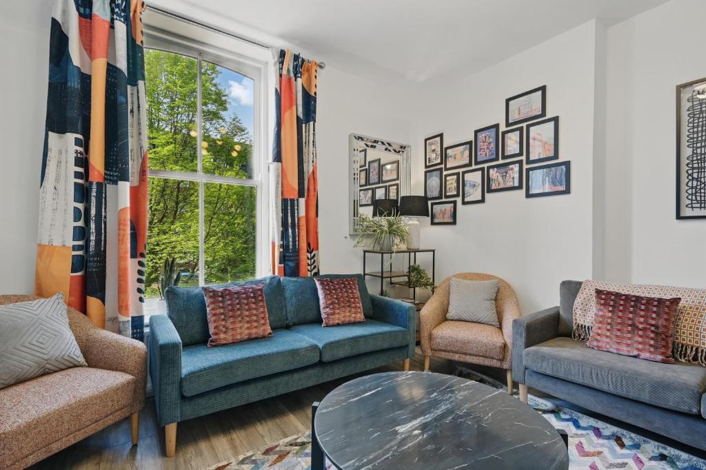 Big Group Stay, 11 bedroom 6 bathroom 4x parking by StayByNumbers ...