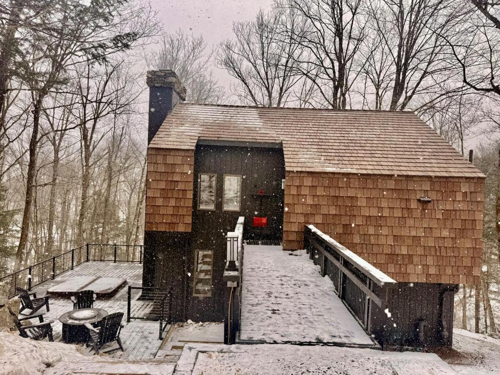 Hot Tub & Firepit Near Ski Resorts & Cozy Modern Cabin, Plymouth ...