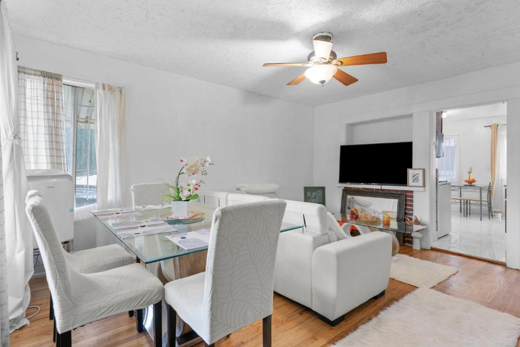 Modern Van Nuys Retreat by Colby & Conrad, Van Nuys County Court ...